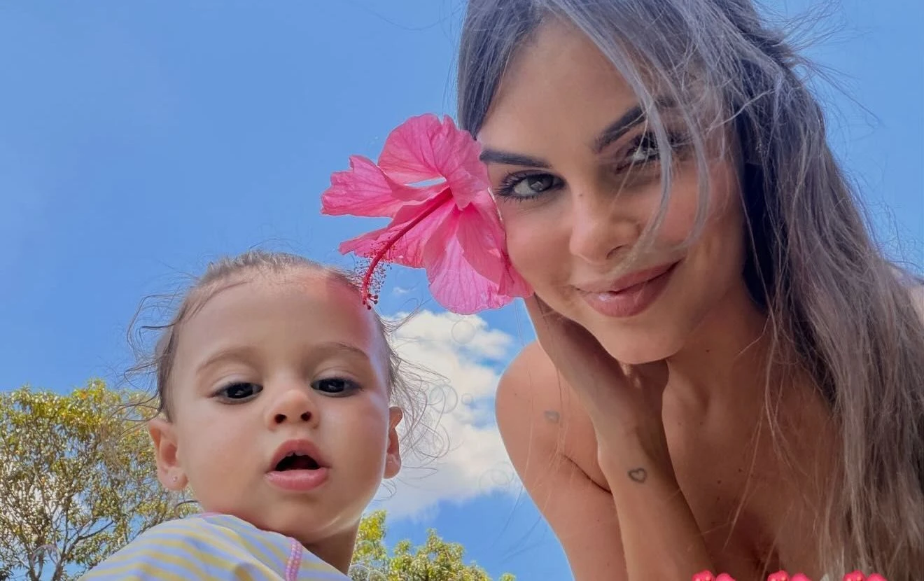 » Amanda Kimberlly posta foto rara ao lado da filha com Neymar